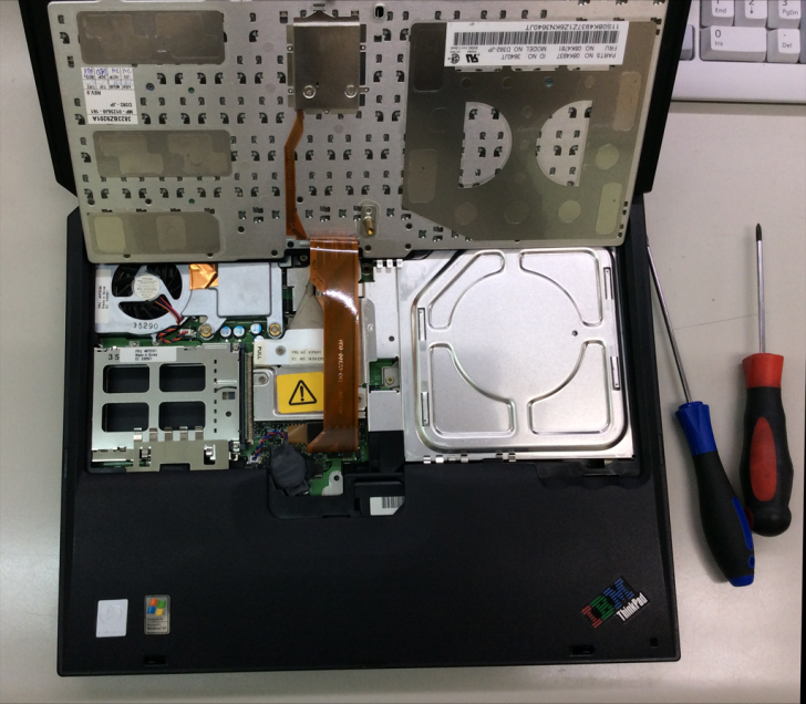 2003年発売 IBM ThinkPad R40e の分解 | 一寸の虫にも五分の魂